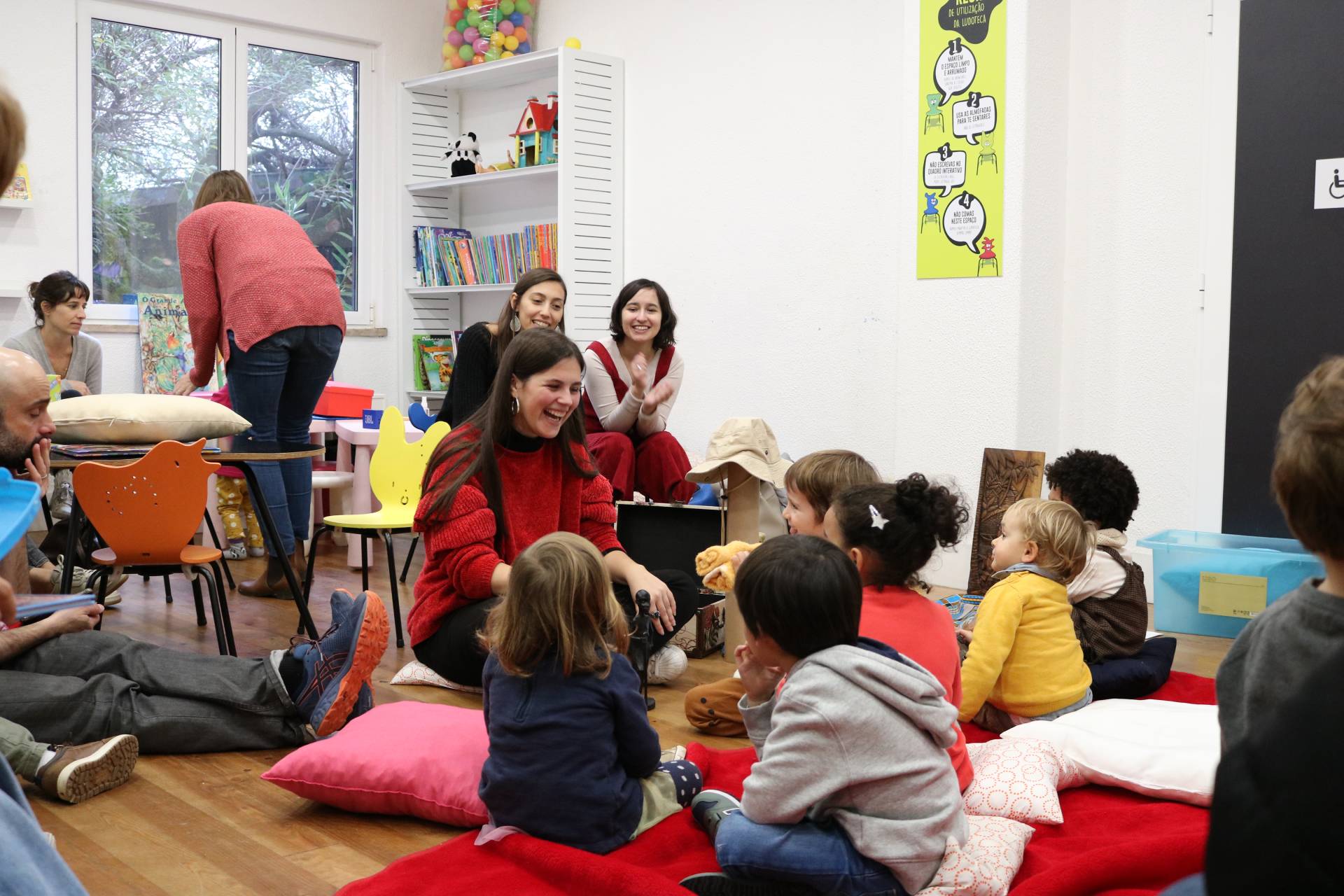 Acts as an educational agent for global citizenship - Sol sem Fronteiras